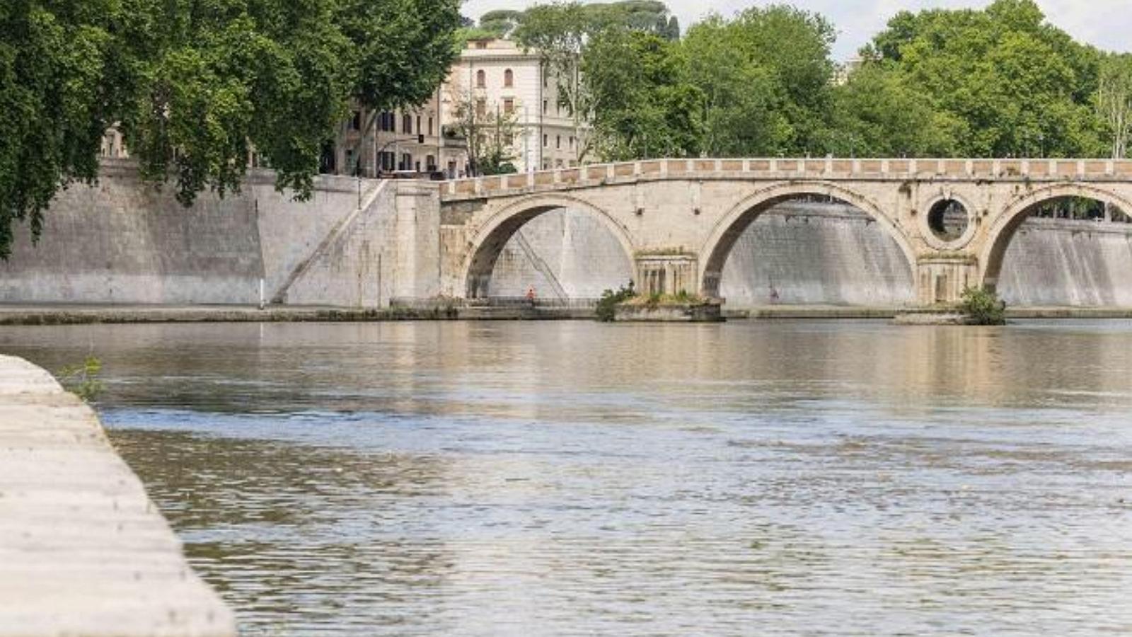 Roma, uomo precipita su banchina del fiume Tevere e muore